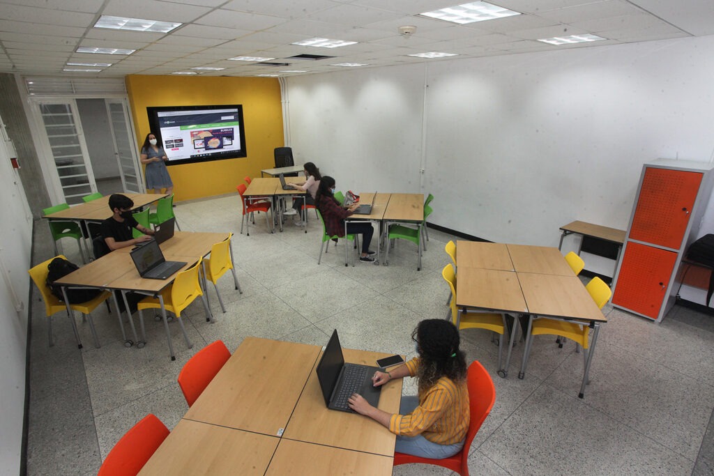 LA UCAB ESTRENA TRES AULAS TECNOLÓGICAS PARA DICTAR CLASES EN MODALIDAD ...