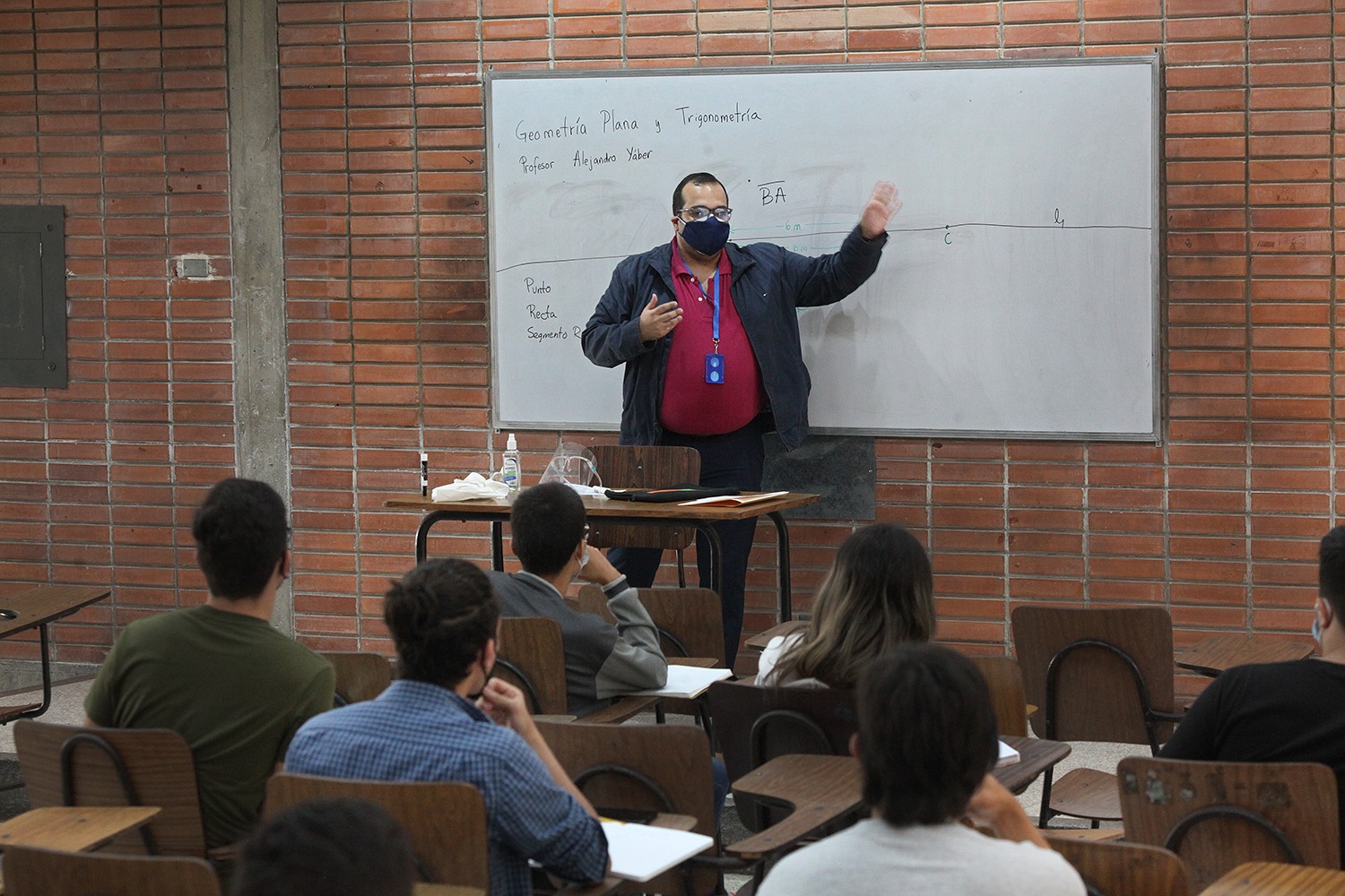 Entre aulas y sesiones en línea: Así transcurrió el primer día del ...