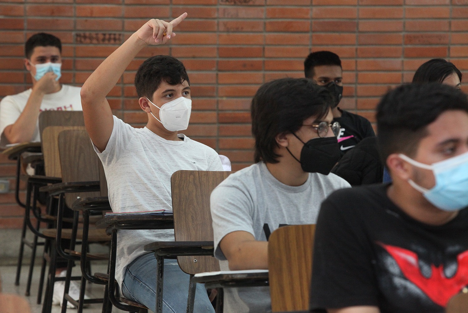 Entre aulas y sesiones en línea: Así transcurrió el primer día del ...