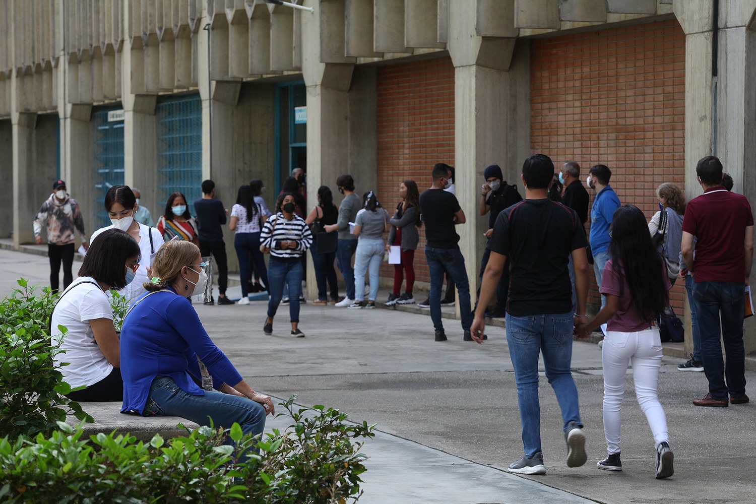 Entre aulas y sesiones en línea: Así transcurrió el primer día del ...