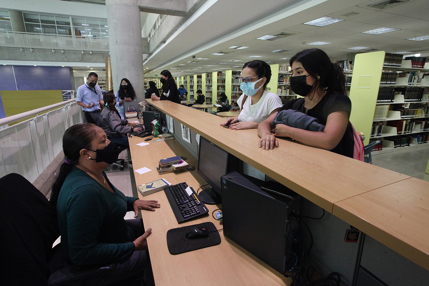 Ellos son los guardianes de la memoria documental de la UCAB ...