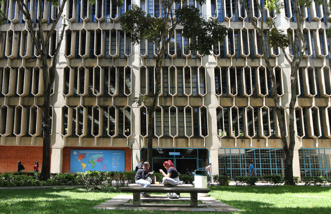 Para el desarrollo académico y humano: breve guía sobre la UCAB ...