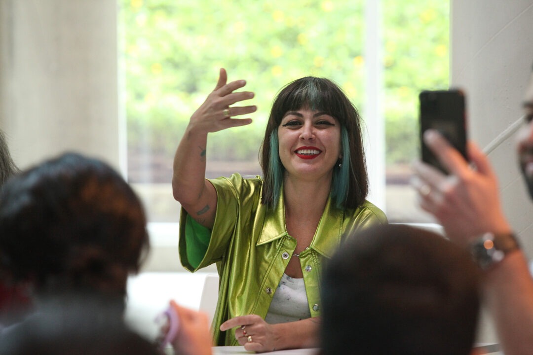 El ecléctico y colorido arte de Ana Barriga brilla en la UCAB ...