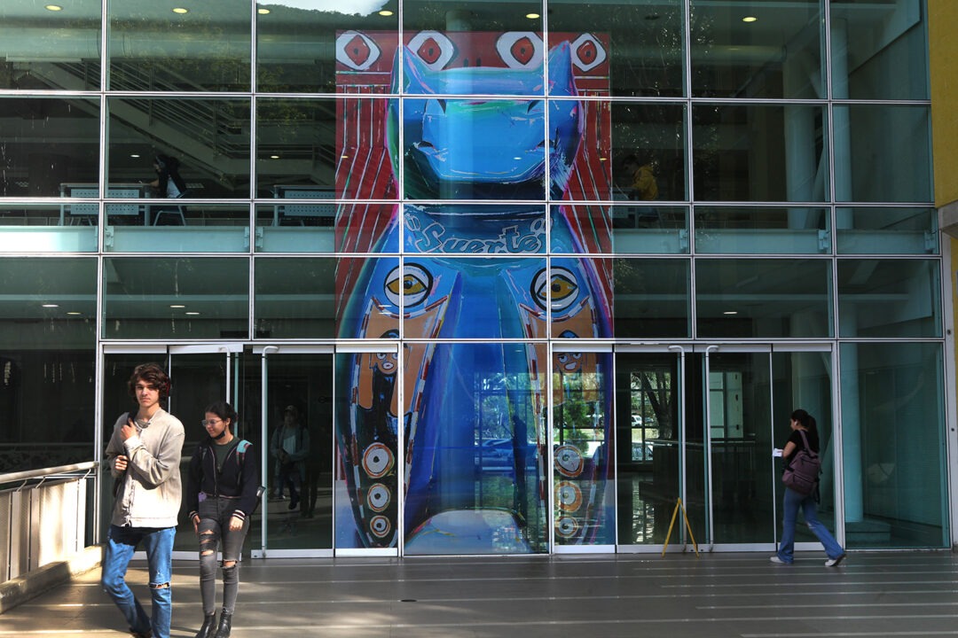 El ecléctico y colorido arte de Ana Barriga brilla en la UCAB ...