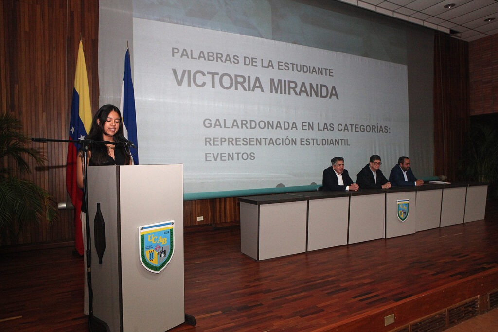UCAB reconoció a 47 estudiantes integrales del período 2024-2025