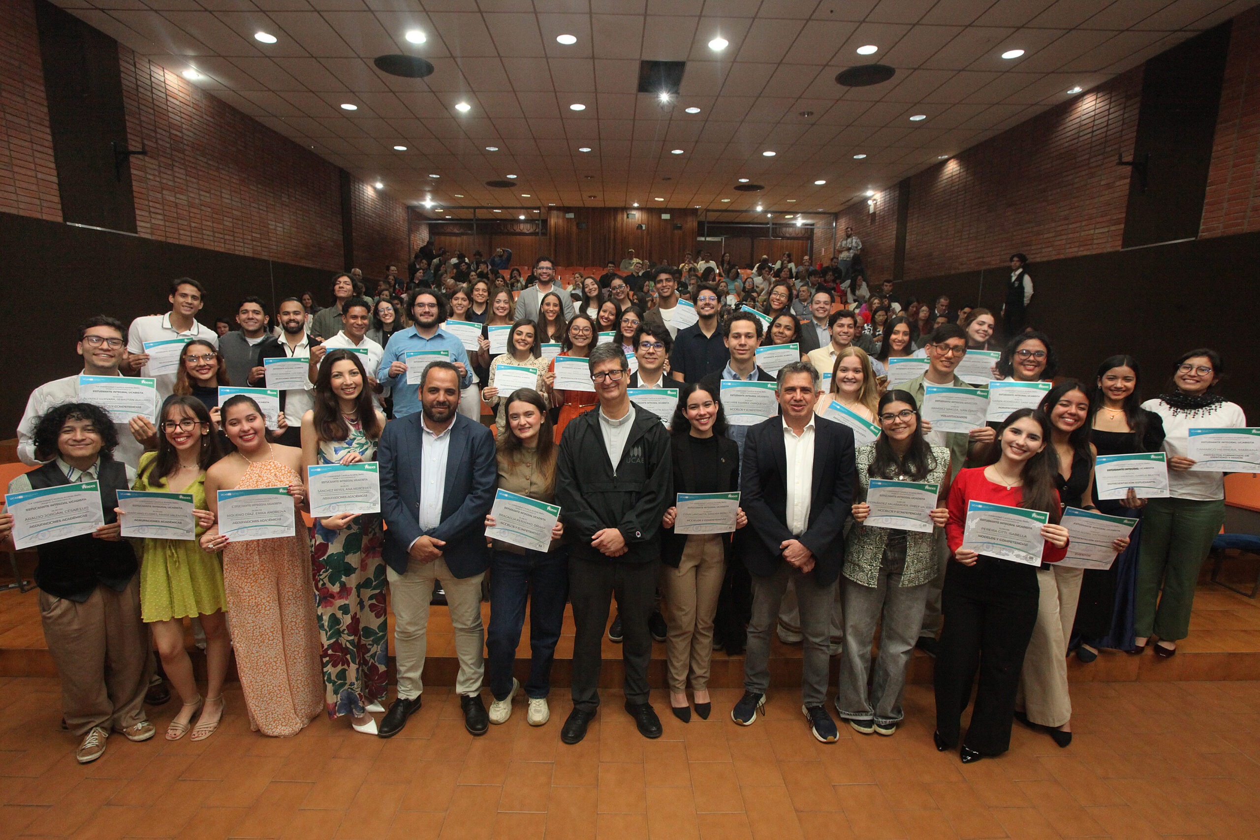 UCAB reconoció a 47 estudiantes integrales del período 2024-2025
