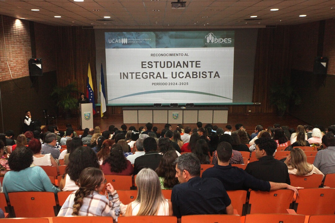 UCAB reconoció a 47 estudiantes integrales del período 2024-2025