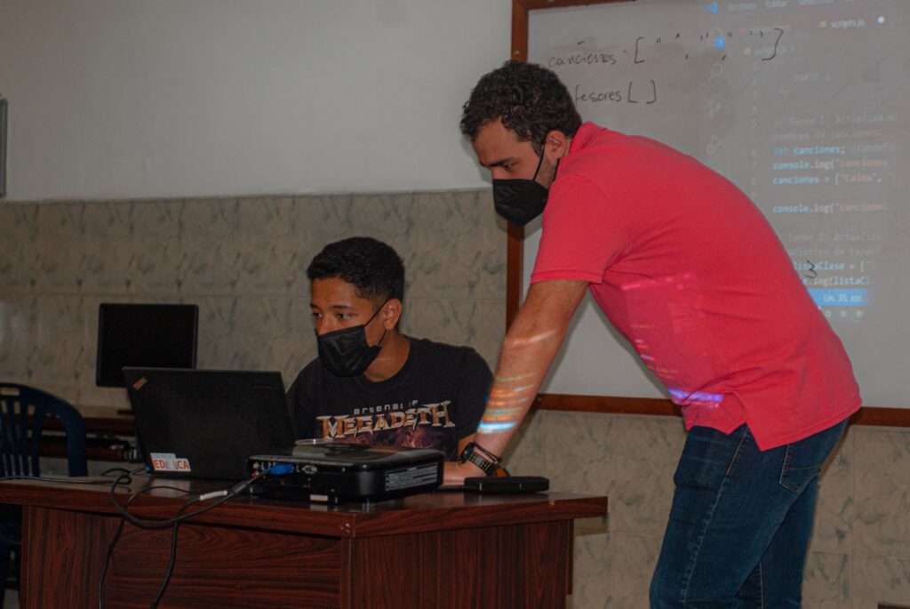 En Petare, ucabistas de Espacio Educa enseñan programación para ...