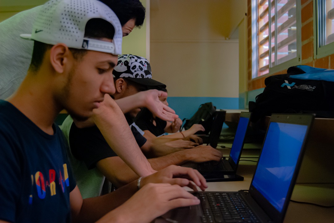 En Petare, ucabistas de Espacio Educa enseñan programación para ...