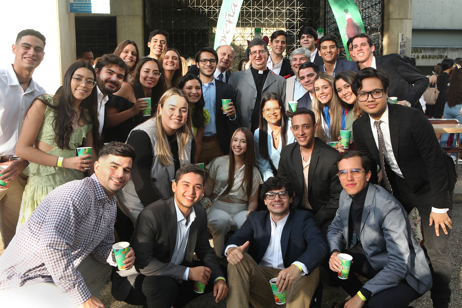 Graduandos celebraron junto al rector la culminación de sus estudios ...
