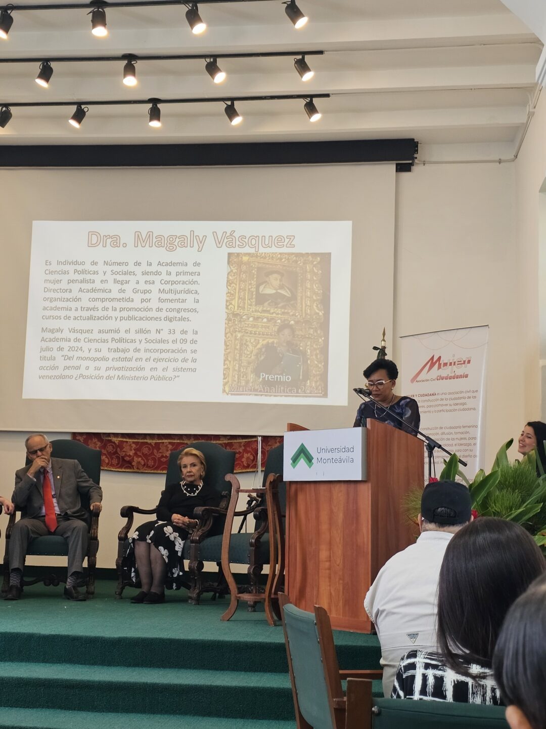 Galadonada la doctora Magaly Vásquez con Premio Mujer Analítica