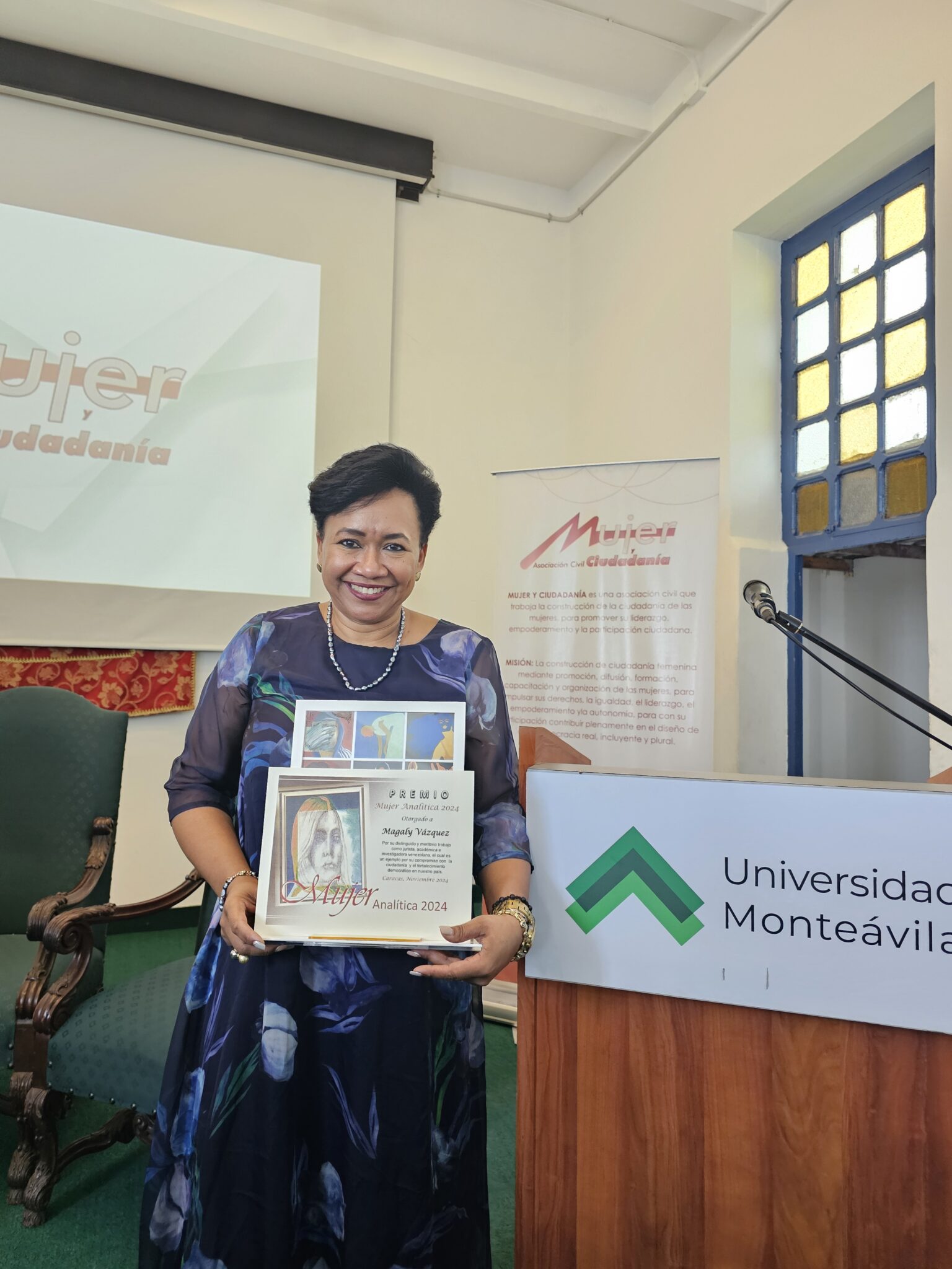 Galadonada la doctora Magaly Vásquez con Premio Mujer Analítica